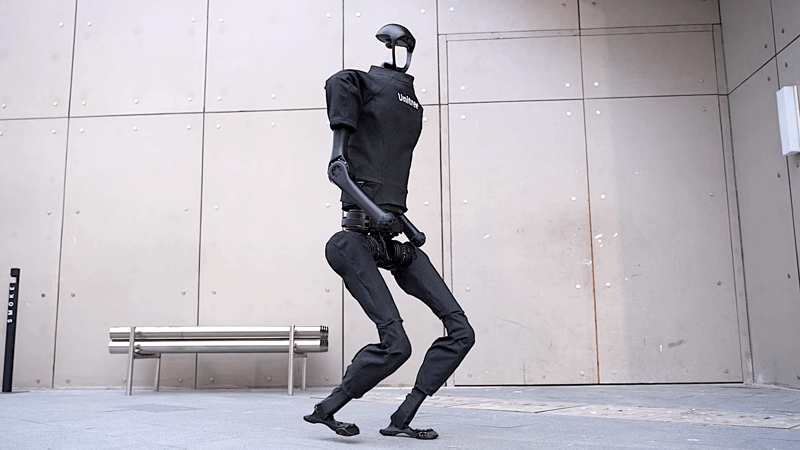In China, a robot suddenly beat up engineers right during testing (1 ...